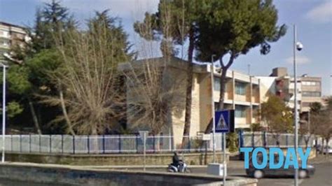 Napoli Shock Cadavere Impiccato Trovato Nella Scuola Pavese In Via