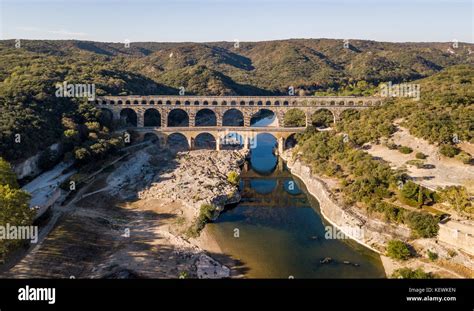 Vue aérienne du pont du Gard un ancien aqueduc romain qui traverse le
