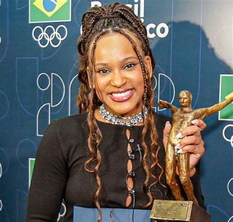 É ouro Rebeca Andrade conquista primeiro lugar no pódio de salto no