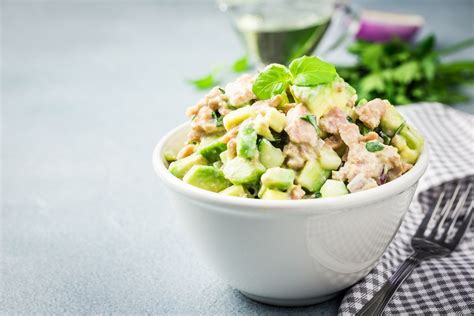Cena ligera Ensalada de atún con yogur griego así puedes disfrutar de