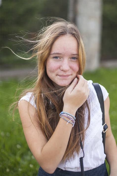 Ung Gullig Naken Flicka Med Lockigt H R Som Rymmer En Stor Klocka