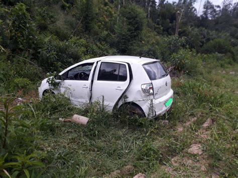 Duas pessoas ficam feridas após carro capotar em ribanceira no Alto Vale