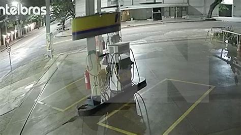 Câmera flagra momento em que jovem embriagado perde o controle e colide