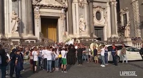 Catania Funerali Elena Lungo Applauso All Arrivo Della Bara