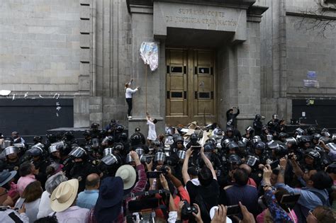 Marchan En Defensa De La Scjn Se Enfrentan Con Morenistas Y Desmontan