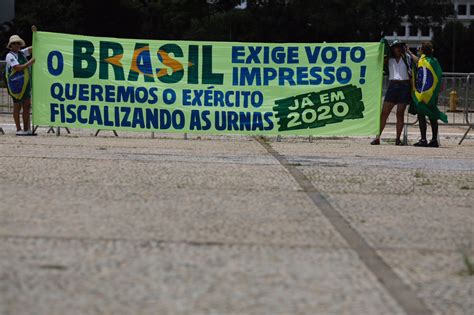 Apoiadores de Bolsonaro fazem ato em Brasília pedindo voto impresso