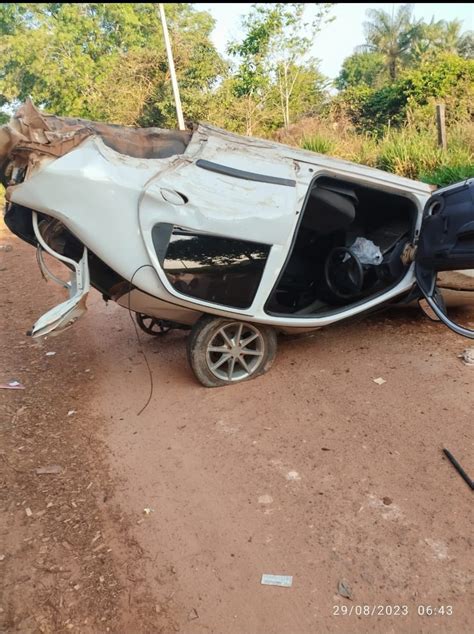 Guarantã Pneu estoura e condutor capota veículo e é encaminhado para