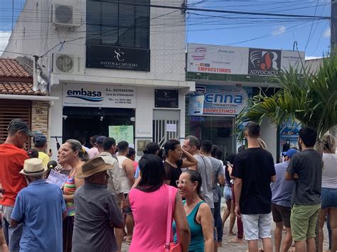 Moradores de Quixabeira protestam na Sede da Embasa A gente quer àgua