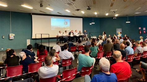 Genova Folla Per La Seduta Congiunta Dei Municipi Centro Est E Centro
