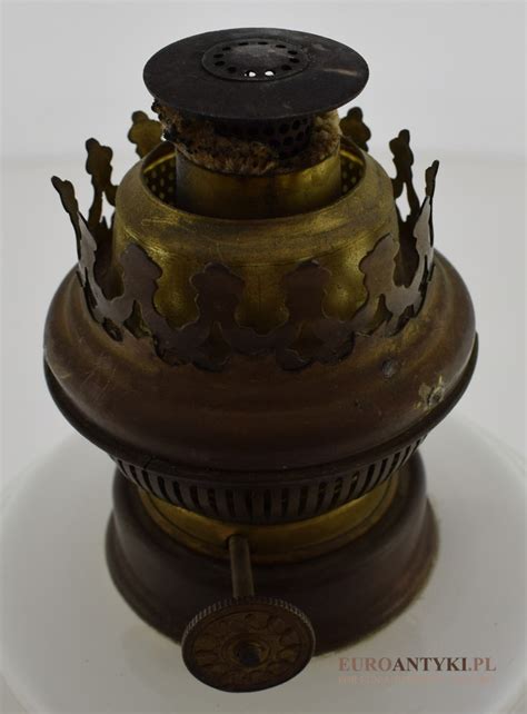 Zabytkowa biała szklana lampa naftowa z lat 1900 Antyki starocie