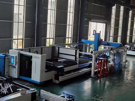 CNC Fiber Laser Cutting Machine Automatic Loading And Unloading And