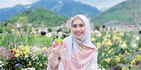 5 Artis Berhasil Raih Gelar Doktor Terbaru Oki Setiana Dewi Merdeka