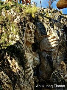 Artista peruano talla a los dioses andinos en las montañas de Cuzco