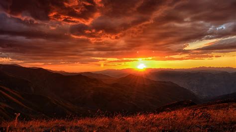 Nascer Do Sol Acima Das Nuvens E Das Montanhas Foto De