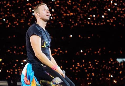SBT TV Chris Martin do Coldplay é flagrado em roda de samba em São