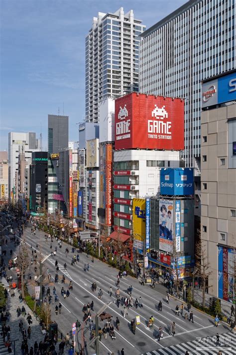 フォト秋葉原 on Twitter 10年前の秋葉原風景 618 歩行者天国の開始10分後ほど冬の寒空でも秋葉原の街を歩く人は多い