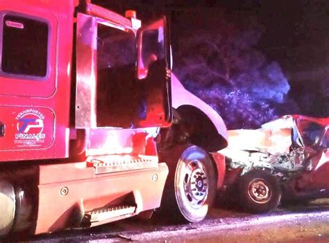 Dos muertos y dos lesionados deja choque entre camioneta y tráiler en