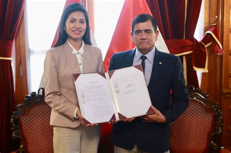 Presidente del Congreso firma autógrafa de Ley que delega al Poder