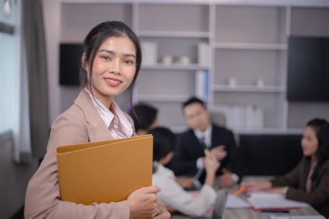 Portrait D Une Jeune Femme Chef De Bureau Confiante Sur Son Lieu De