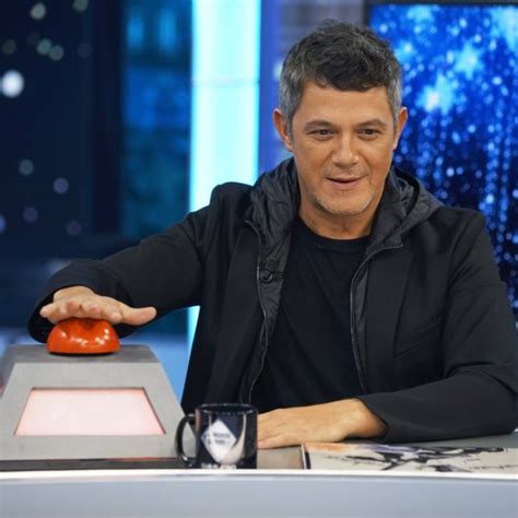 Alejandro Sanz con el botón de La Voz en El hormiguero Alejandro