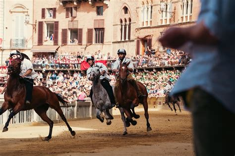 Palio Di Siena Vince La Lupa Con Il Cavallo Benitos Dopo Una Cavalcata