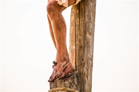 Os Pés de Cristo na Cruz