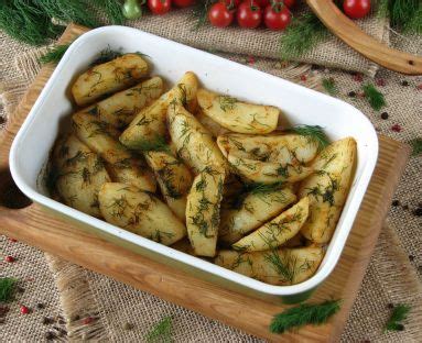 Pieczone ziemniaki do obiadu ze śmietaną serem i koperkiem przepis