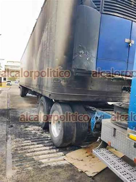 Casi se incendia tráiler con verduras en caseta de Cosamaloapan