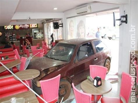 Motorista perde o controle da direção invade sorveteria e família é