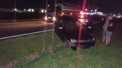 Motorista perde o controle da direção e carro sai de pista na BR 277
