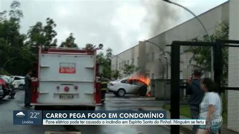 Carro tem pane elétrica e pega fogo dentro de condomínio em Espírito