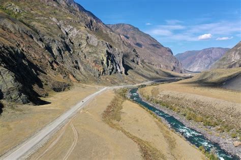 Un valle fluvial con una carretera en las montañas que se extiende en