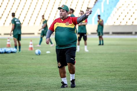 Marchiori exalta elenco do Vitória mas aponta para mental e força da