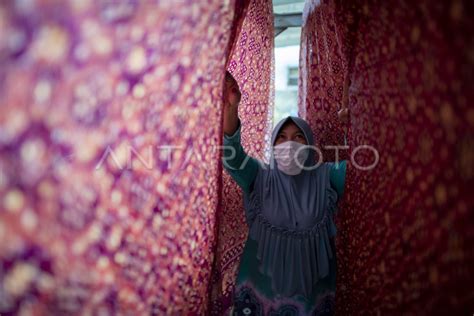 KERAJINAN KAIN JUMPUTAN DAN BATIK KHAS PALEMBANG ANTARA Foto