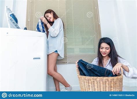 Mujeres Asi Ticas De Los Pares Que Hacen El Quehacer Dom Stico Y Tareas