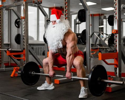 Santa Claus En El Gimnasio Hombre Musculoso Con Un Torso Desnudo