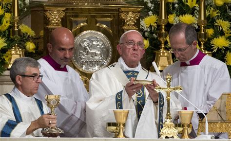 Papa pide participación más activa de laicos y mujeres en Iglesia