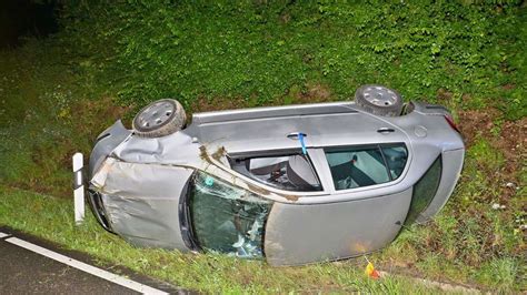 Unfall bei Schwieberdingen 20 Jähriger kommt von Fahrbahn ab Skoda