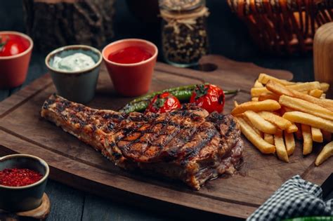 Steak De Boeuf Grillé Avec Frites Tomates Grillées Poivrons Et Sauces