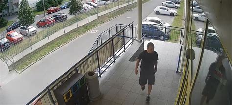 Nowe Miasto Kradzież roweru Rozpoznajesz tego mężczyznę Zadzwoń