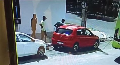 C Mera Flagra Momento Em Que Carro Roubado E Condutor Feito Ref M