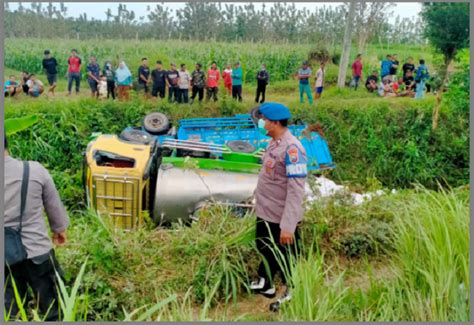 2 Truk Terguling Ke Parit Gak Kuat Nanjak Mundur Nabrak Bonsaibiker