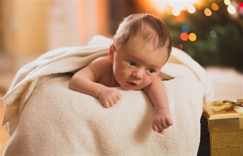 Petit Garçon Nu Allongé Sur Le Ventre Dans Le Panier à Côté De La