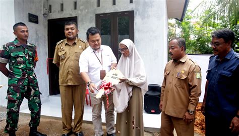 Wakili Pj Bupati Bupati Aceh Besar Asisten II Serahkan Bantuan Rumah