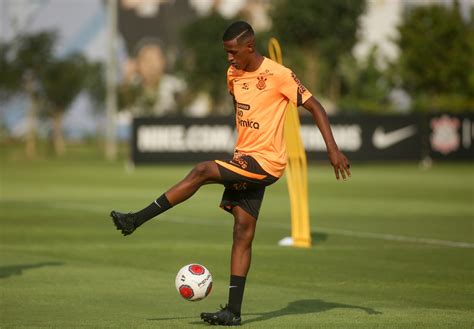 Zagueiro Robert Renan fará estreia pelo Corinthians em jogo de time