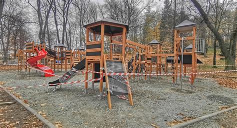 Plac zabaw w ziębickim parku miejskim na ukończeniu Ziębice Express