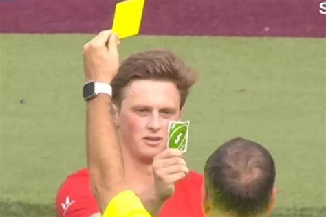 Insólito momento le sacaron tarjeta amarilla y el jugador sacó una