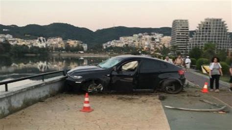 Aksident në Liqenin e Tiranës makina del nga rruga dhe përfundon në