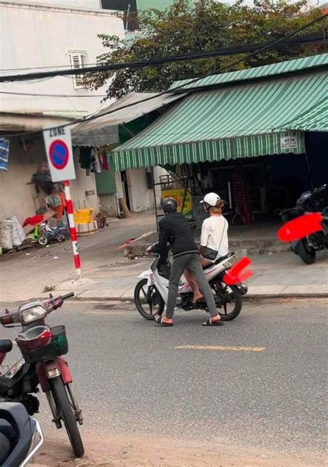 Cô gái ngồi chễm chệ trên xe máy hỏng mặc bạn trai hì hục dắt giữa