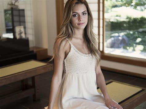 Sarışın Çekici Kızı Porno Seks Resimleri
